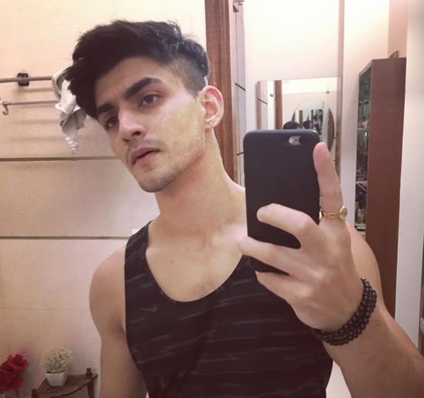 Mohit Bhat Height, Age, Girlfriend, Family, Biography